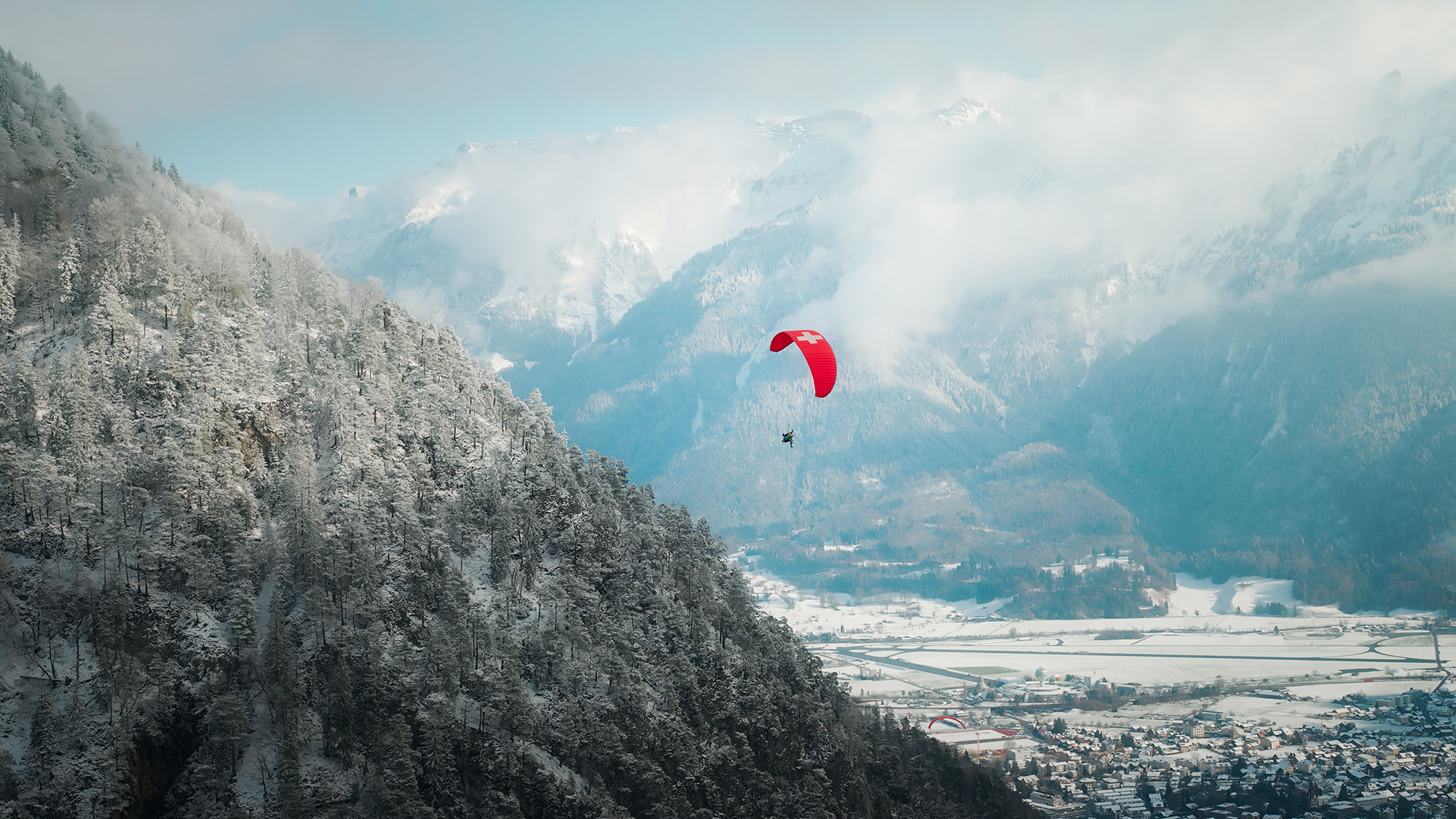 Easy paragliding flight in Interlaken 500 m, smooth and perfect